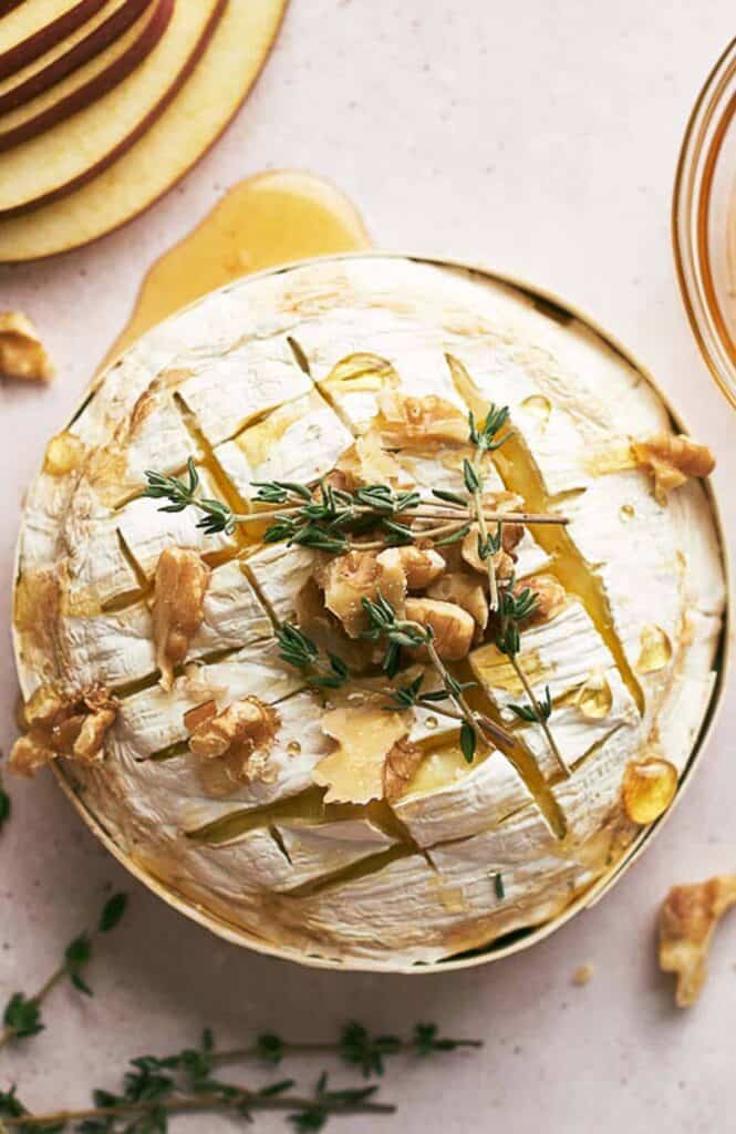 Creamy Baked Brie Recipe - Hungry Cooks Kitchen