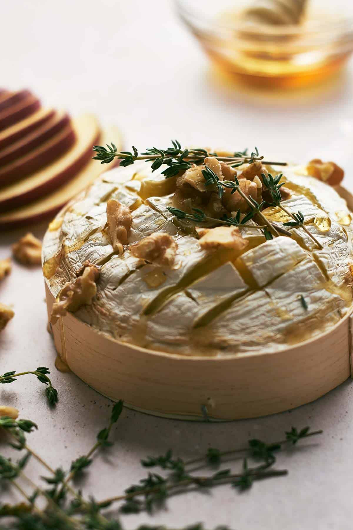 Creamy Baked Brie Recipe - Hungry Cooks Kitchen