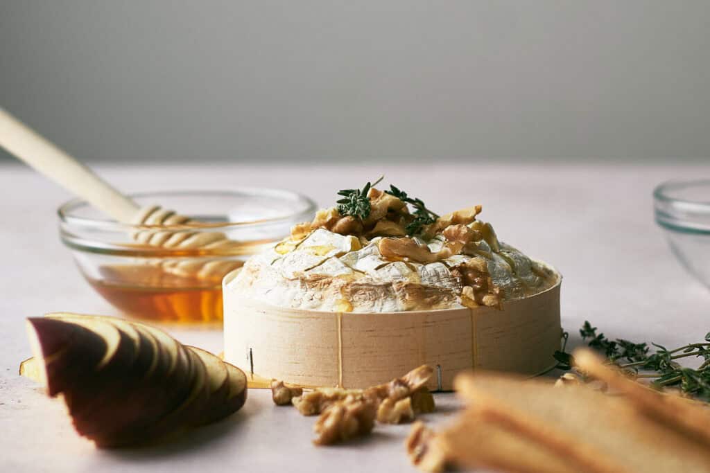 Creamy Baked Brie Recipe - Hungry Cooks Kitchen