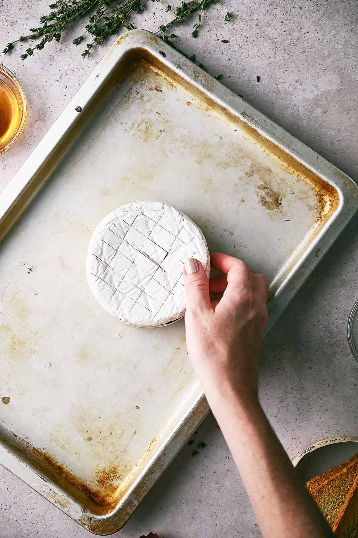 Creamy Baked Brie Recipe - Hungry Cooks Kitchen