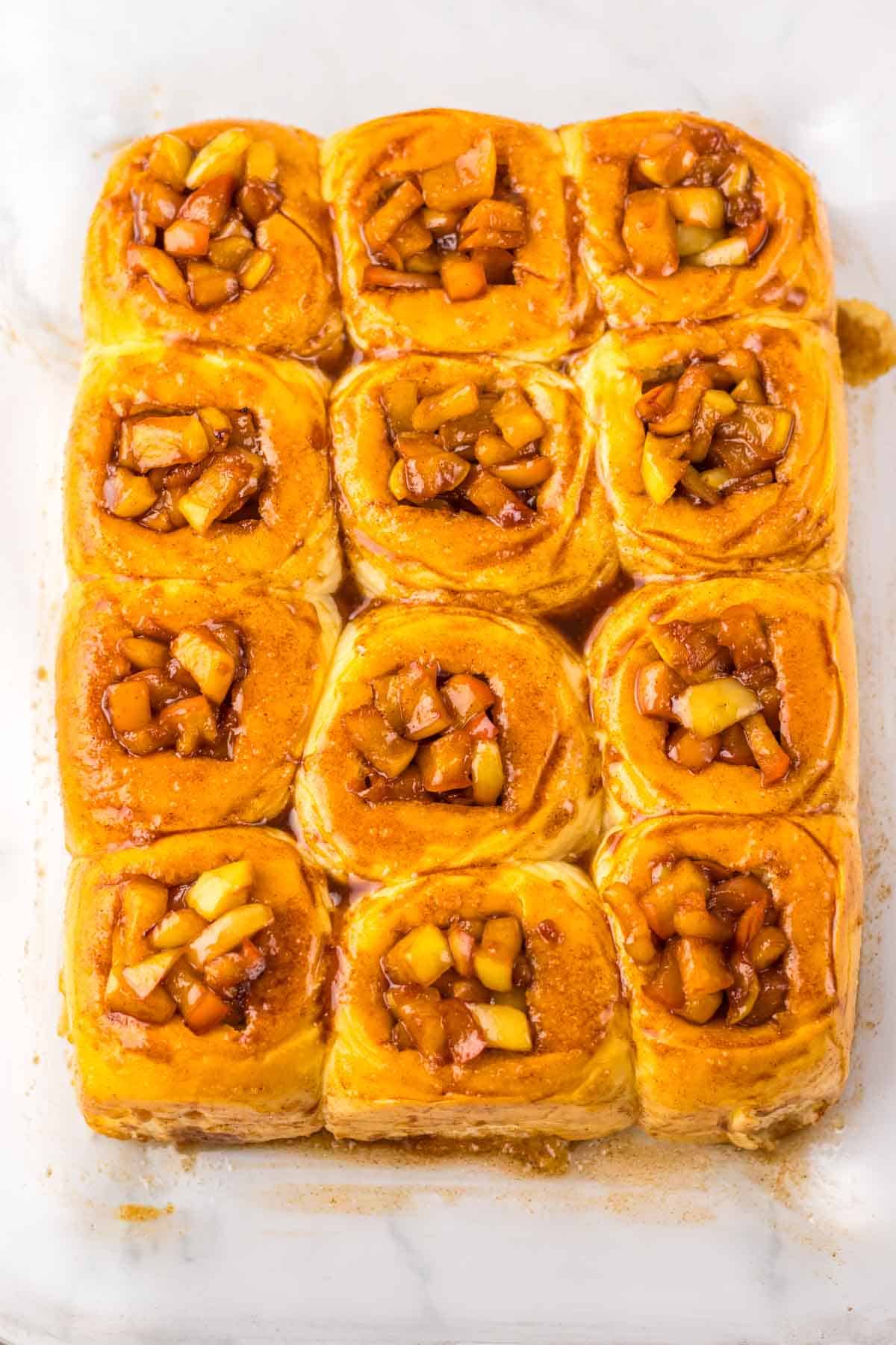 Gooey Caramel Apple Hawaiian Rolls Recipe - Hungry Cooks Kitchen